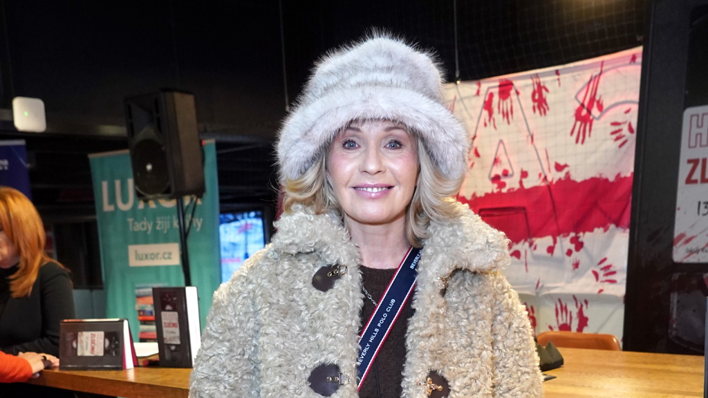 Galerie: Módní souboj huňatých klobouků: Raperka Sharlota i moderátorka ...