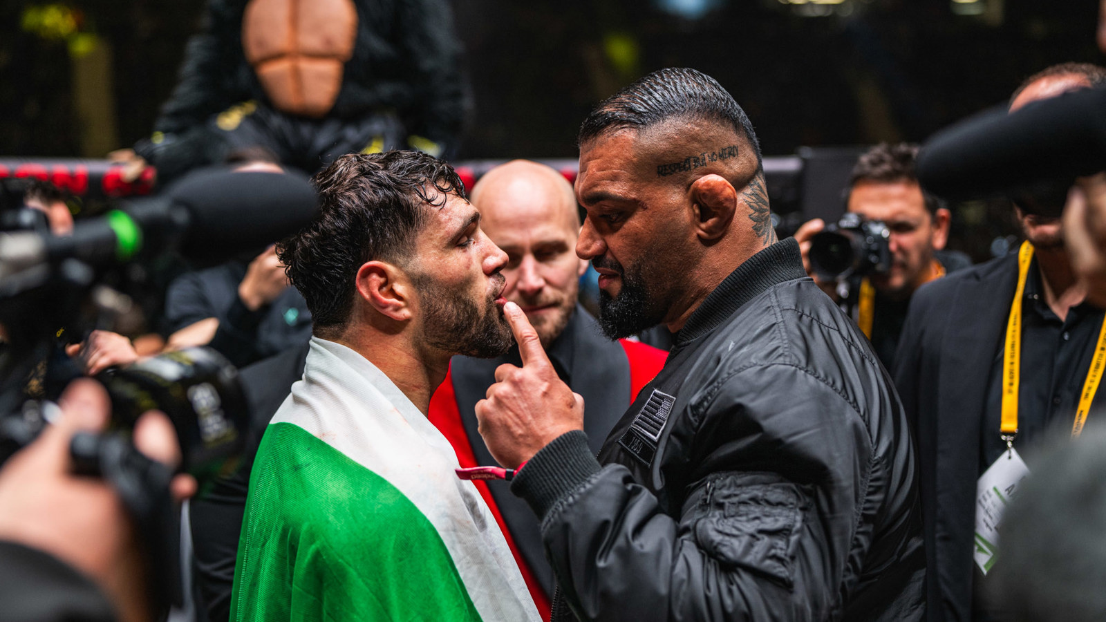 Skandál na Oktagonu 64. Hatef Moeil se po napadení Pavola Nerudy urazil a utekl ze zápasu