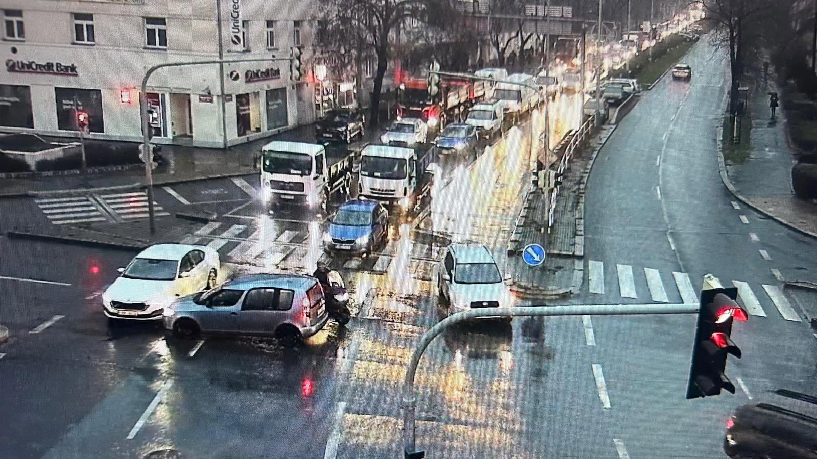 Dopravní komplikace v Praze: Desítky nehod. Auto srazilo desetileté dítě