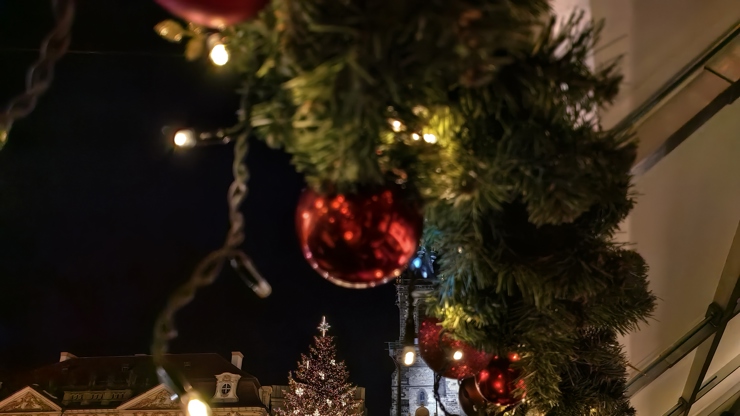 Galerie: Vánoční strom na Staromáku už svítí: Trhy praskají ve švech, ceny jsou pekelné – fotka ...