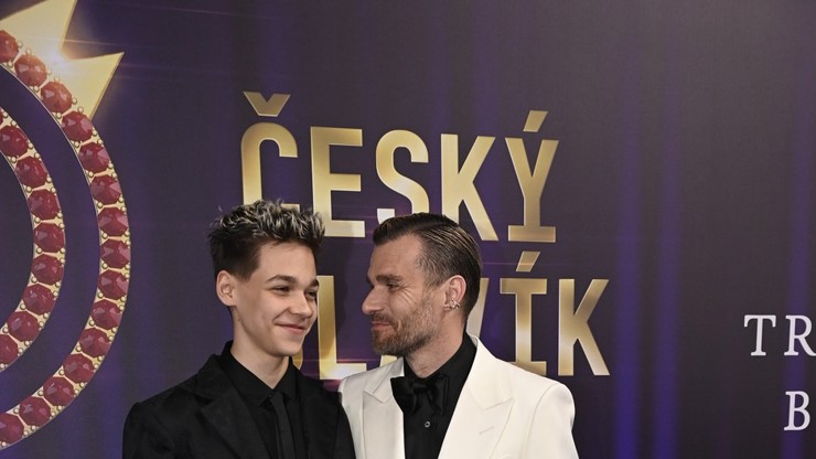 Galerie: Leoš Mareš na Slavíky dorazil s náušnicí v uchu – fotka 2 – eXtra.cz