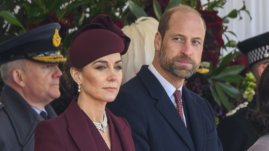 Kate opět na veřejnosti. Chvílemi unavená princezna zářila ve vínovém ...