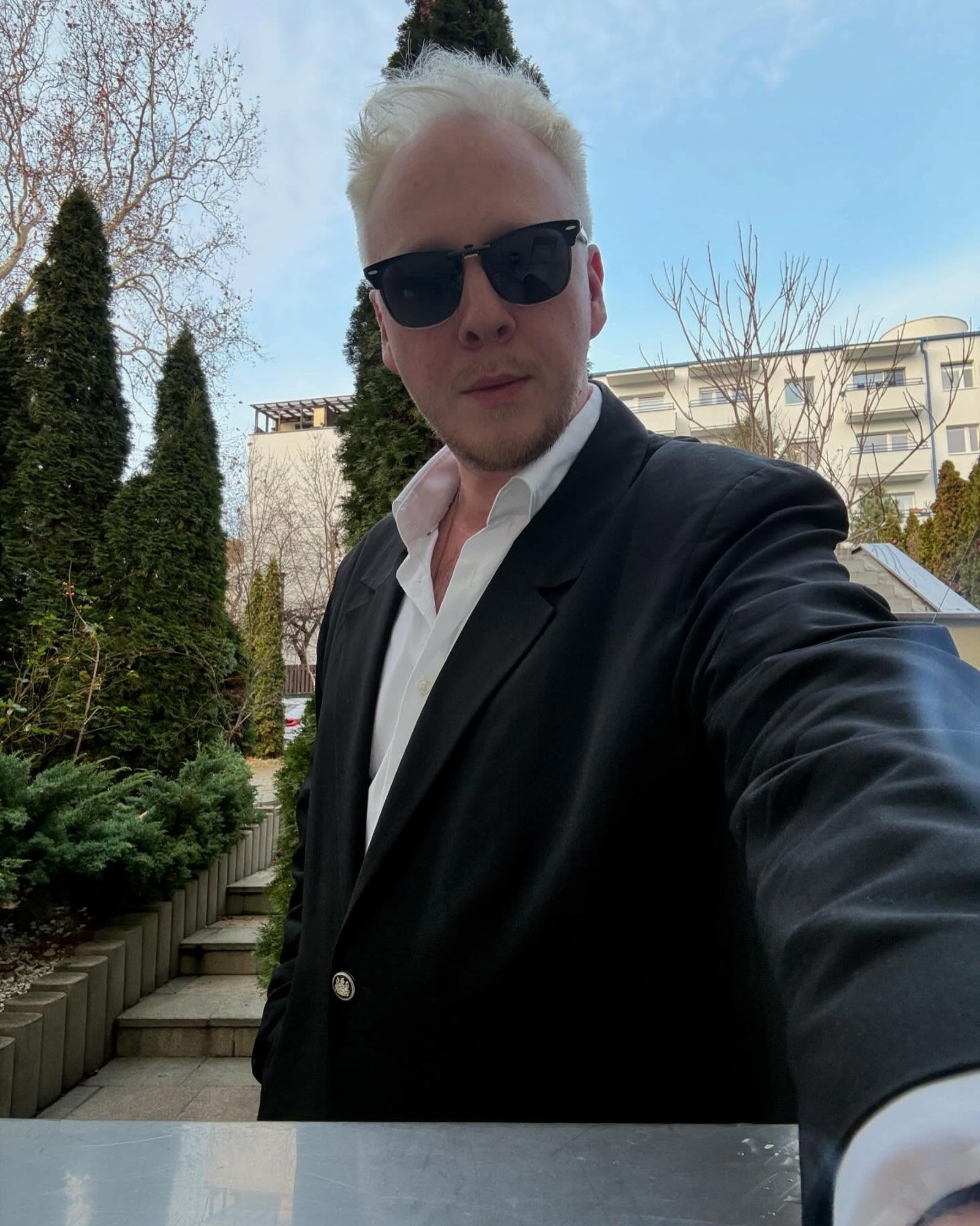 Galerie: Štěpán Kozub vzdal bitvu o vlasy a šel dohola: Úplný Bruce ...