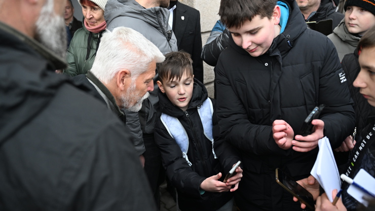 Galerie: Na prezidenta čekaly na jihu Čech desítky dětí: Petr Pavel došel k vodopádu, Eva ...