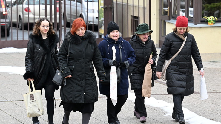 Galerie: Pohřeb Jany Synkové plný hvězd: Dorazili Jiří Lábus, Martin ...