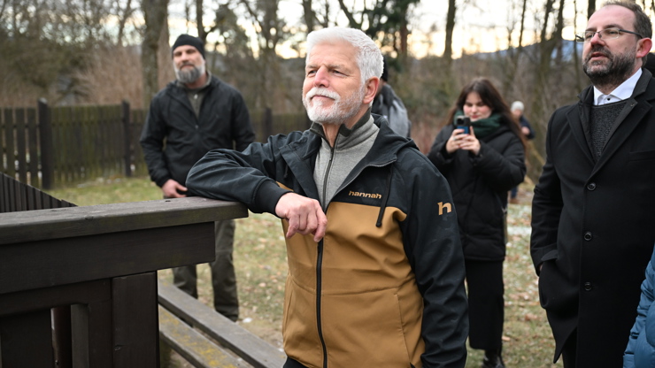 Galerie: Na prezidenta čekaly na jihu Čech desítky dětí: Petr Pavel došel k vodopádu, Eva ...