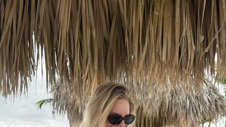 Galerie: David Pastrňák, Rebecca Rohlsson a dcera Freya Ivy na dovolené ...