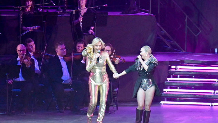 Galerie: Alena Schillerová jako rapper z devadesátek: Móda z koncertu ...