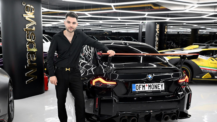 Galerie: Adam Kajumi rok dřel na Lamborghini: Na SPZ má jasný vzkaz pro ...