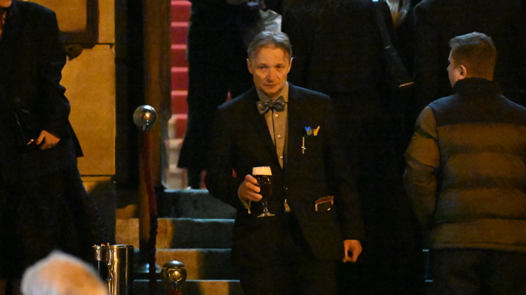 Galerie: Český lev 2025: Alkohol tekl proudem, na schodech se kouřila ...