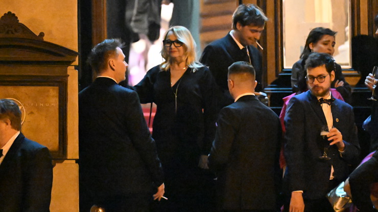 Galerie: Český lev 2025: Alkohol tekl proudem, na schodech se kouřila ...