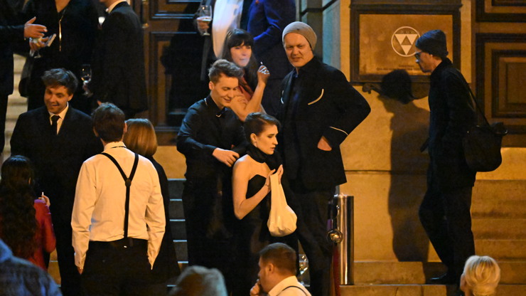 Galerie: Český lev 2025: Alkohol tekl proudem, na schodech se kouřila ...