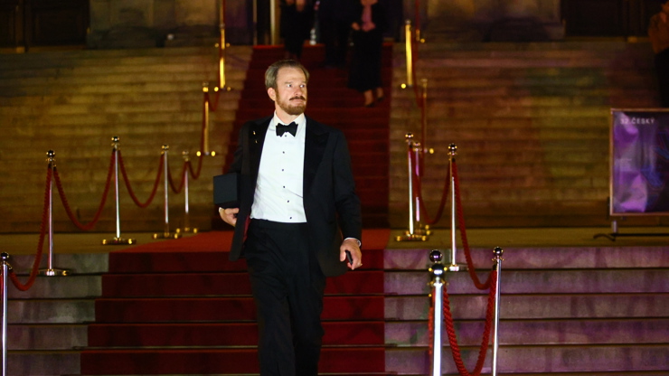 Galerie: Český lev 2025: Alkohol tekl proudem, na schodech se kouřila ...