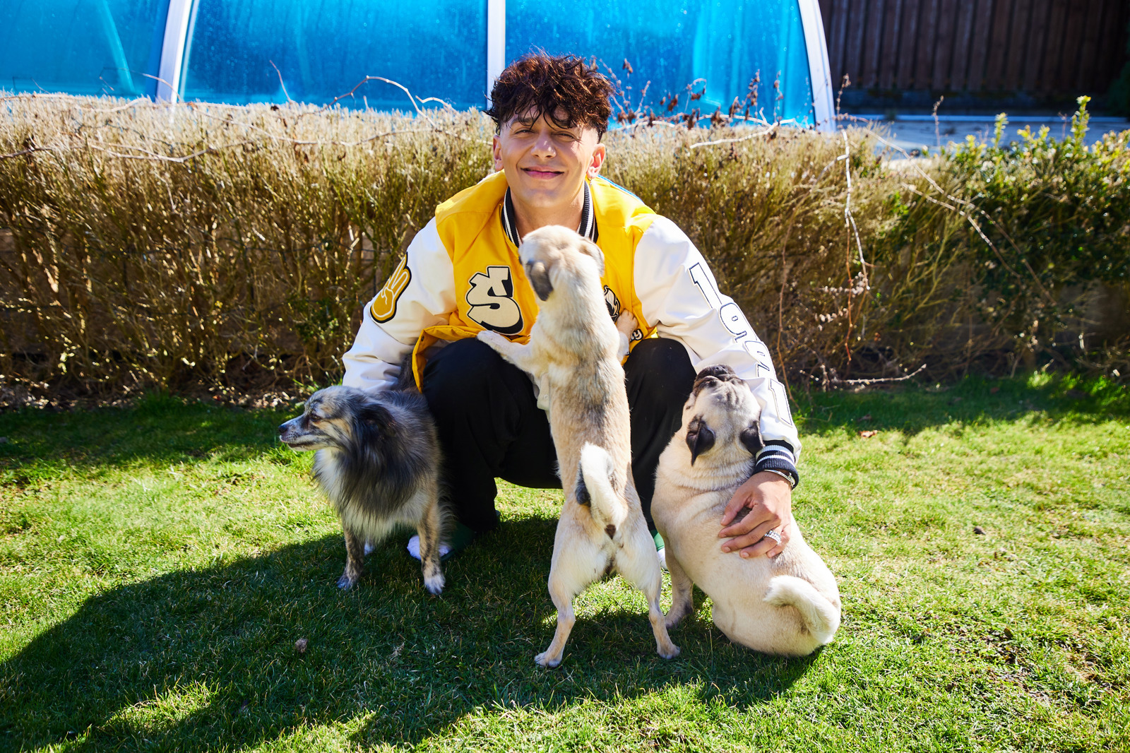 Galerie: Jan Bendig a Lukáš Rejmon truchlí: Zemřel jim pejsek – fotka 5 ...