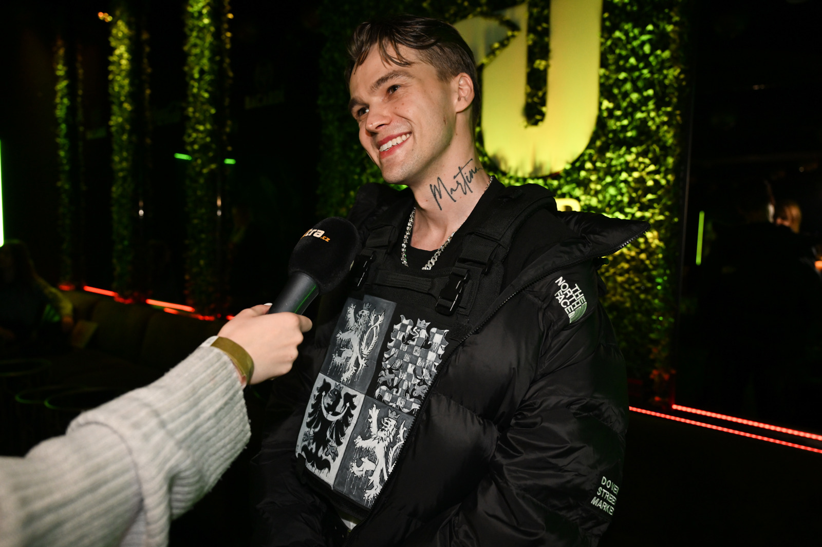 Galerie: Mikolas Josef v obležení fanynek: Jsou z něj hotové a posílají mu odhalené fotky ...