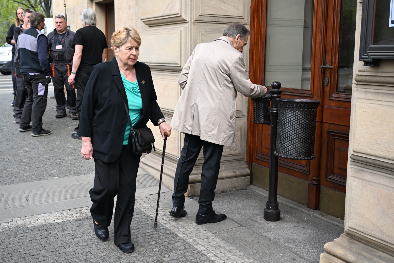 Galerie: Pohřeb Aloise Švehlíka: Zdrcená vdova i syn David Švehlík ...