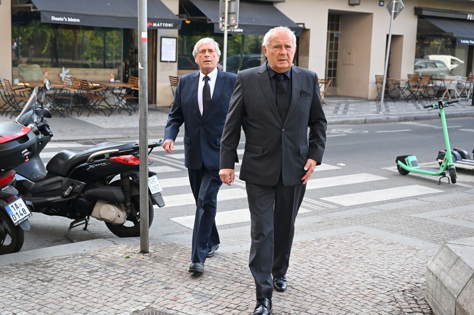 Galerie: Pohřeb Aloise Švehlíka: Zdrcená vdova i syn David Švehlík ...