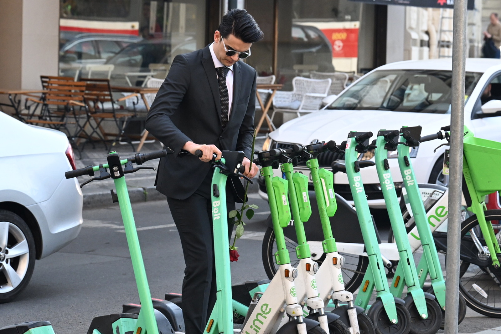 Galerie: Pohřeb Aloise Švehlíka: Zdrcená vdova i syn David Švehlík ...