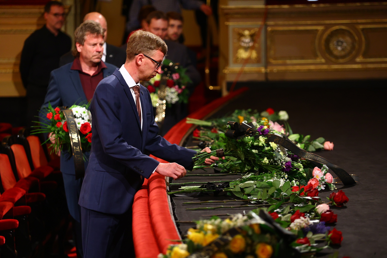 Galerie: Pohřeb Aloise Švehlíka: Zdrcená vdova i syn David Švehlík ...