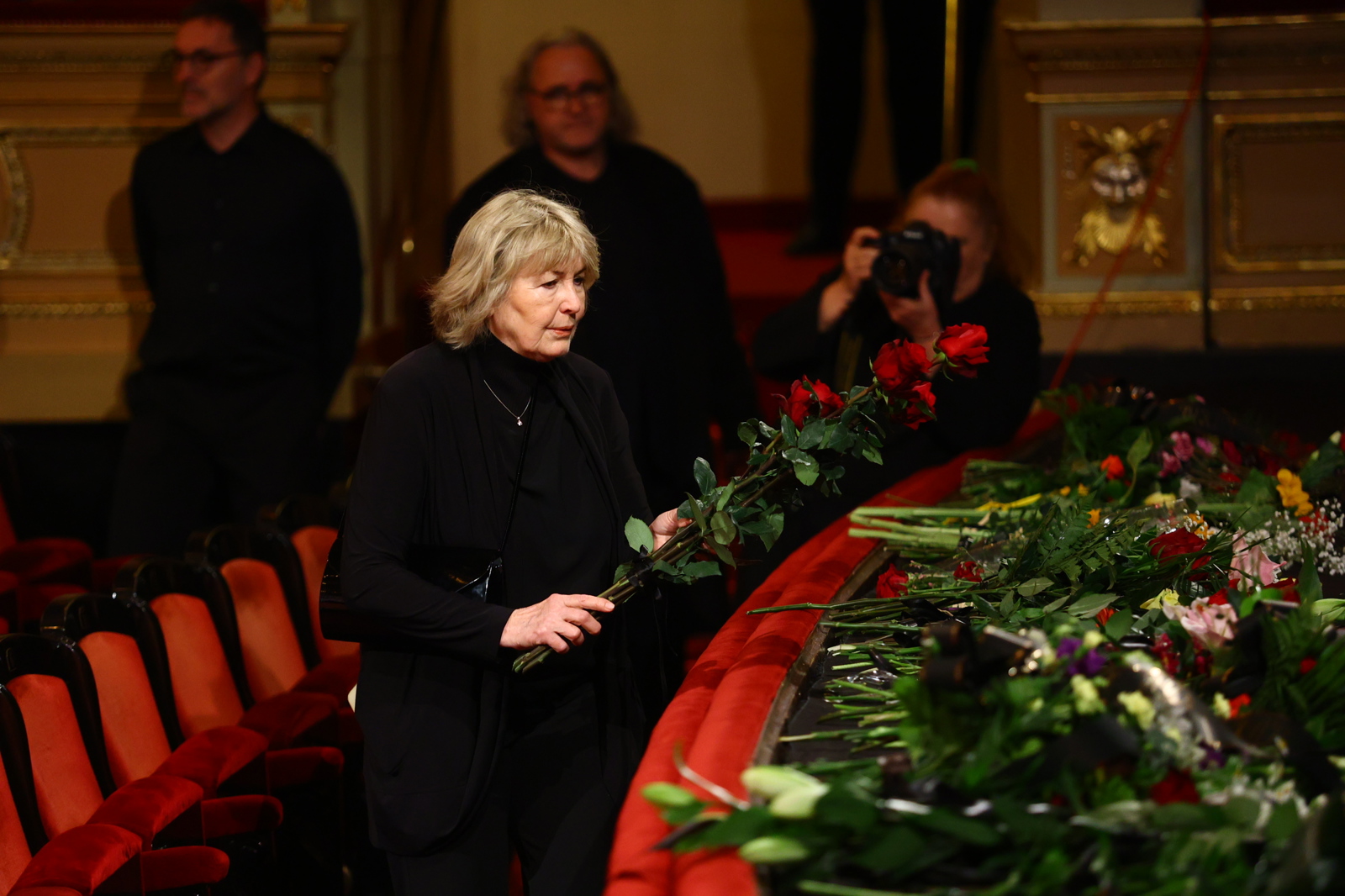 Galerie: Pohřeb Aloise Švehlíka: Zdrcená vdova i syn David Švehlík ...