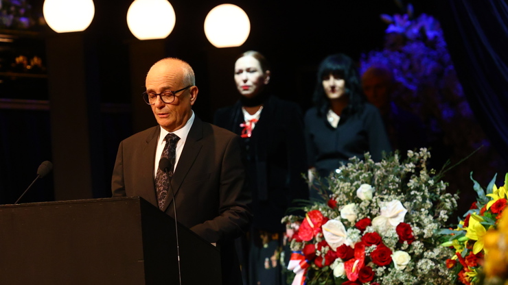 Galerie: Pohřeb Aloise Švehlíka: Zdrcená vdova i syn David Švehlík ...