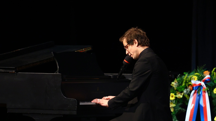 Galerie: Pohřeb Aloise Švehlíka: Zdrcená vdova i syn David Švehlík ...