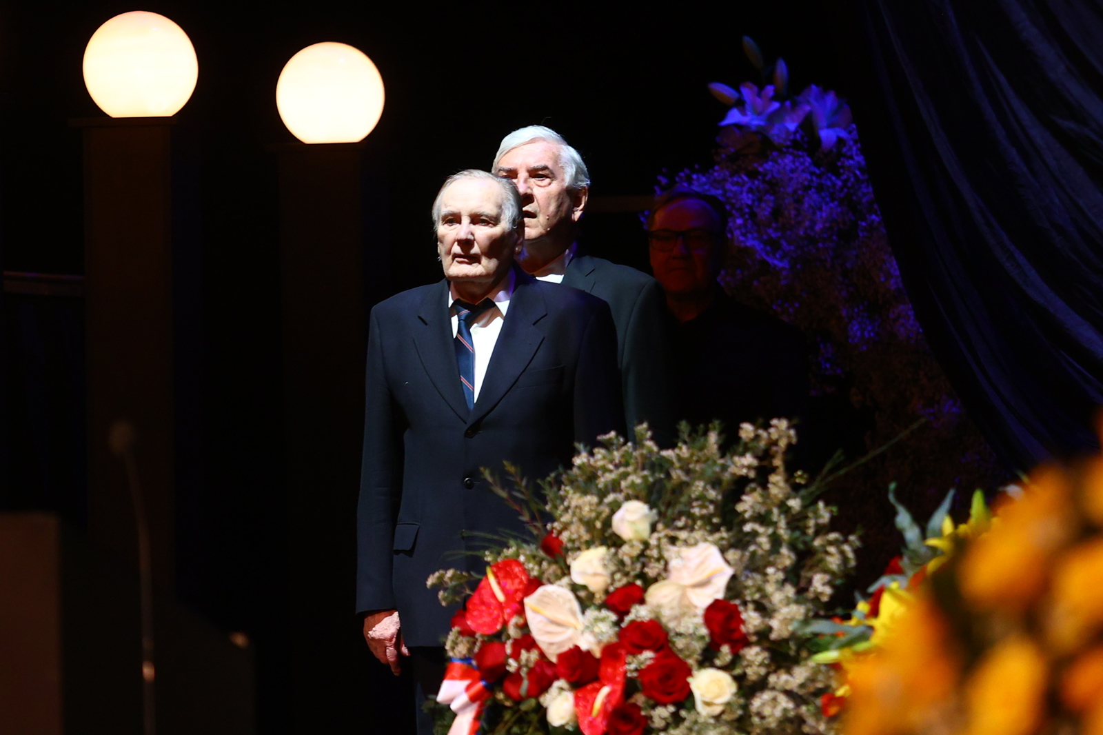 Galerie: Pohřeb Aloise Švehlíka: Zdrcená vdova i syn David Švehlík ...