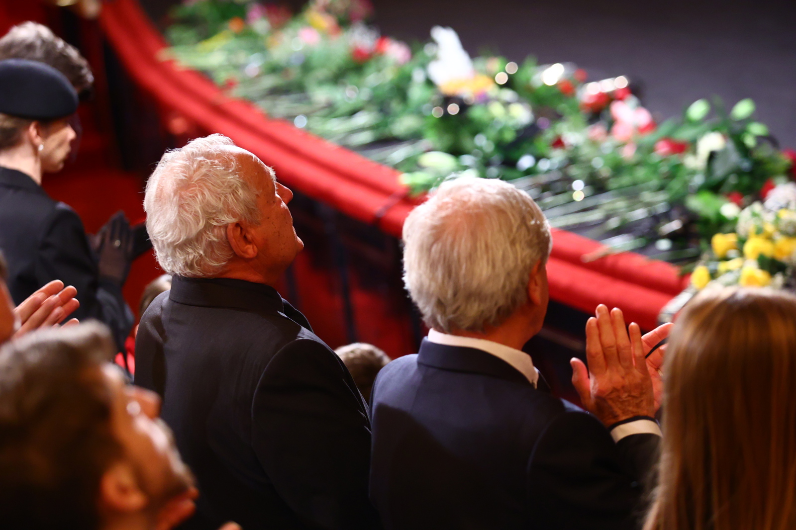 Galerie: Pohřeb Aloise Švehlíka: Zdrcená vdova i syn David Švehlík ...