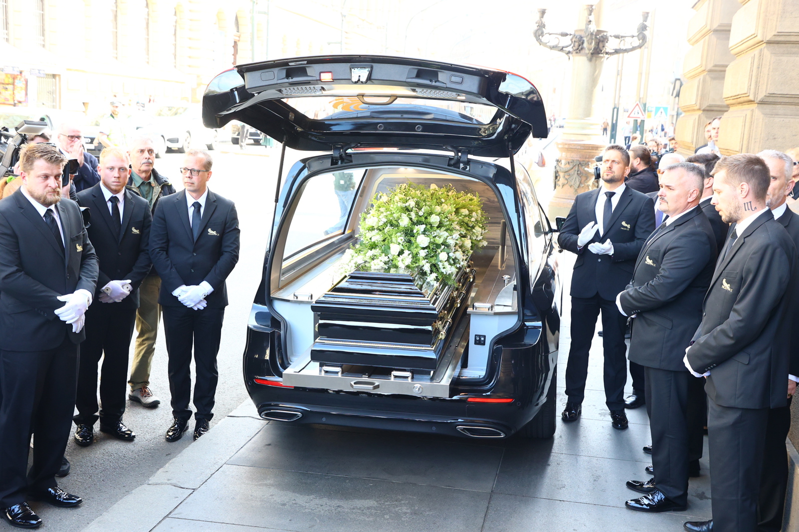 Galerie: Pohřeb Aloise Švehlíka: Zdrcená vdova i syn David Švehlík ...