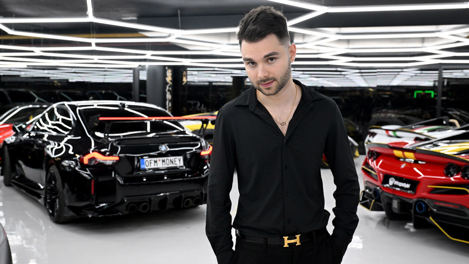 Adam Kajumi svým růžovým Lamborghini vytáčí Pražáky. Řev jeho auta mi ...