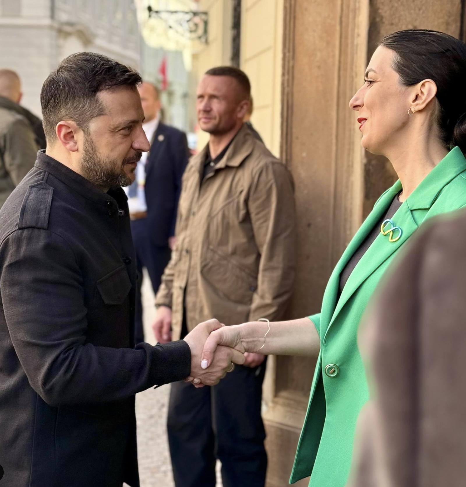 Galerie: Móda z návštěvy Zelenských: Eva Pavlová, Olena Zelenská a ...