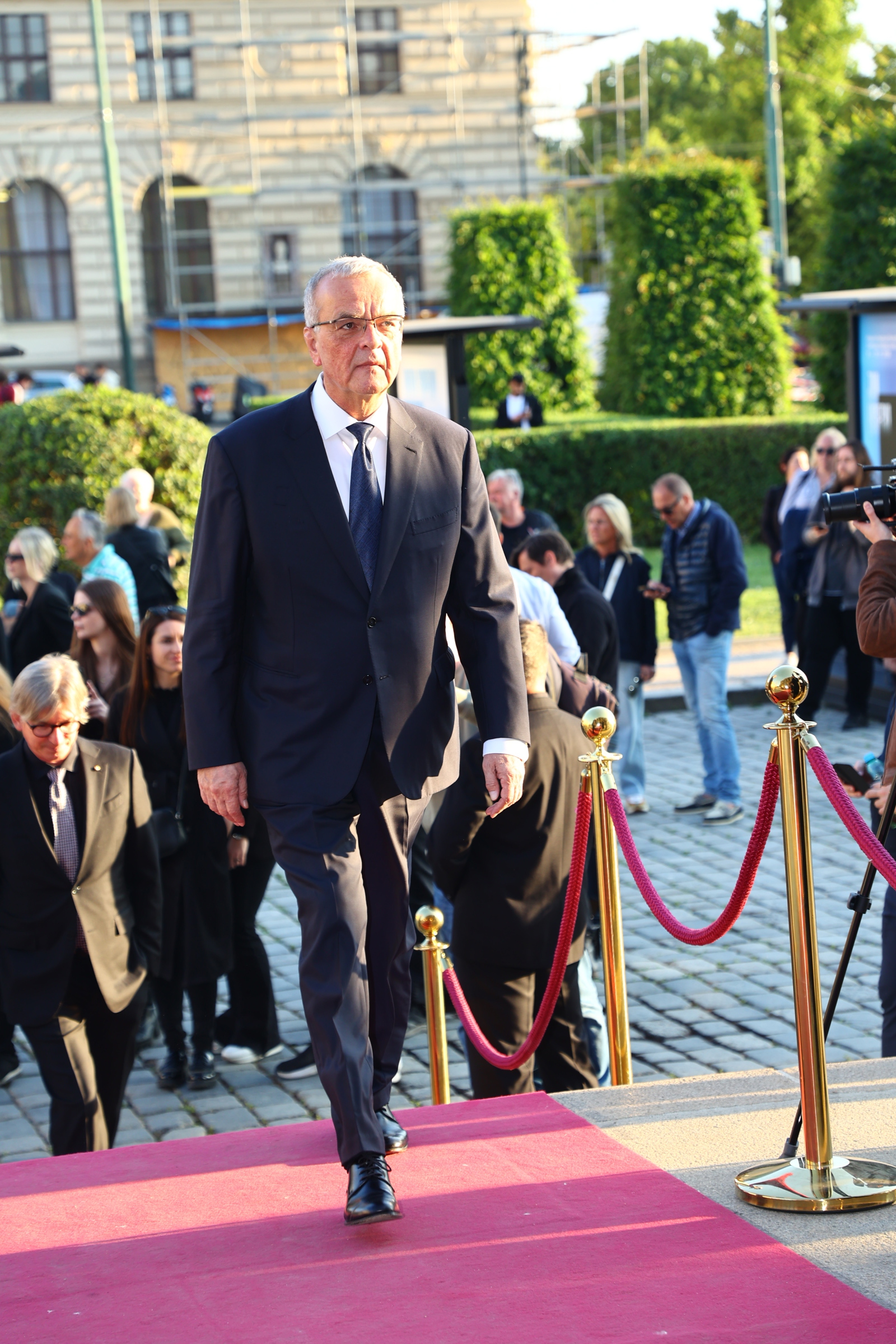 Galerie: Rozloučení s Jiřím Bartoškou: Nechyběli Petr Fiala, Miroslav ...