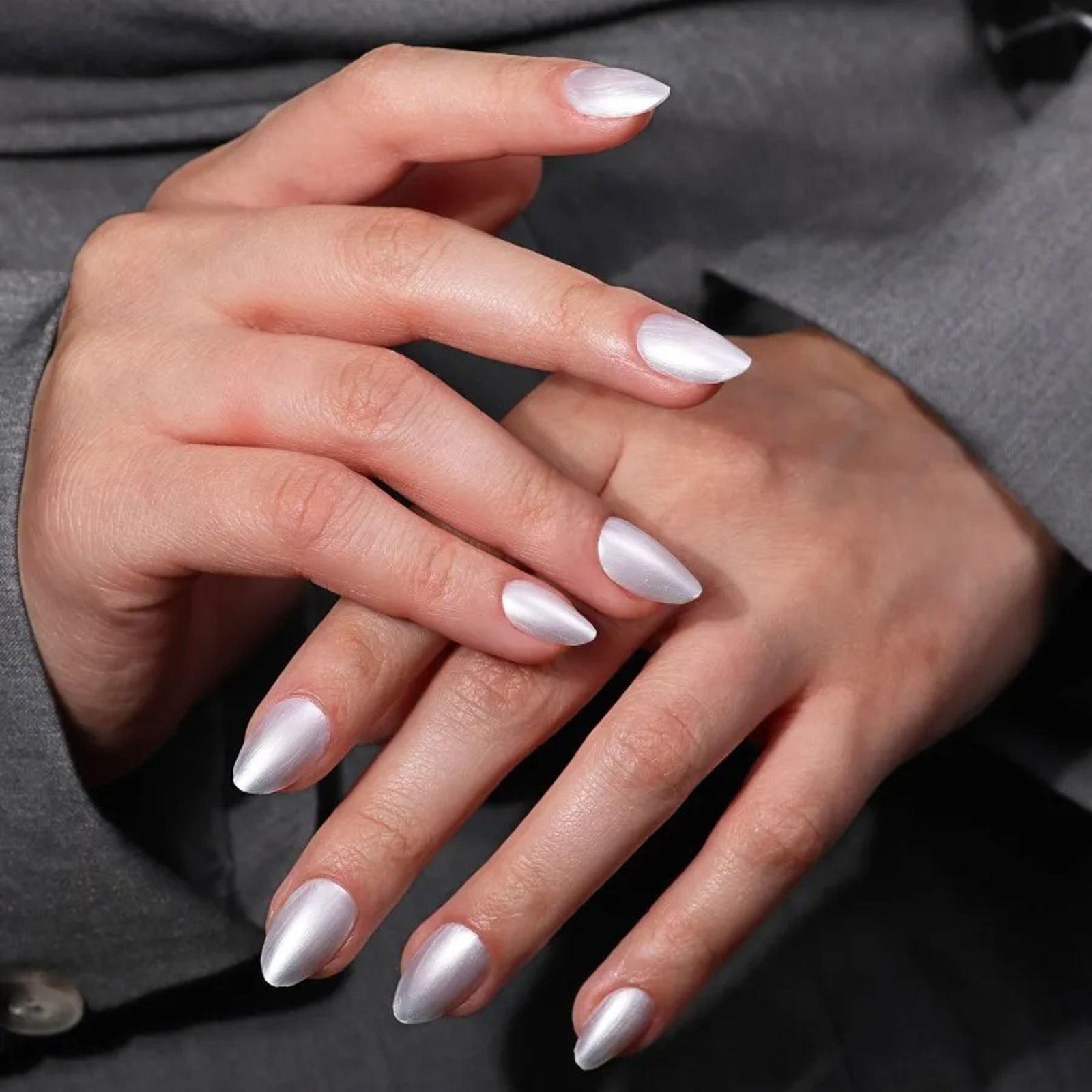 Galerie: Trendy manikúra pro jaro 2025: Chromové nehty – fotka 7 – Lifee.cz