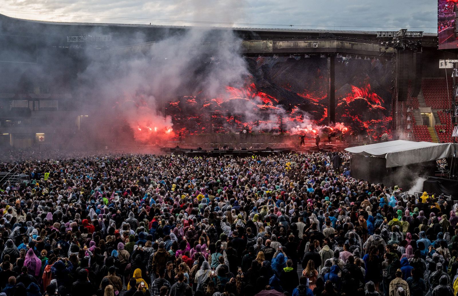 Galerie: Ben Cristovao ovládl Eden: Zpěvák přeletěl nad publikem i ...