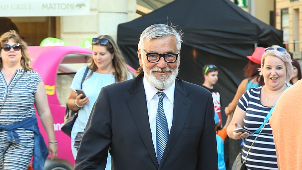 Galerie: Jiří Bartoška měl nepřekonatelný styl: S rozhalenkou, ve ...