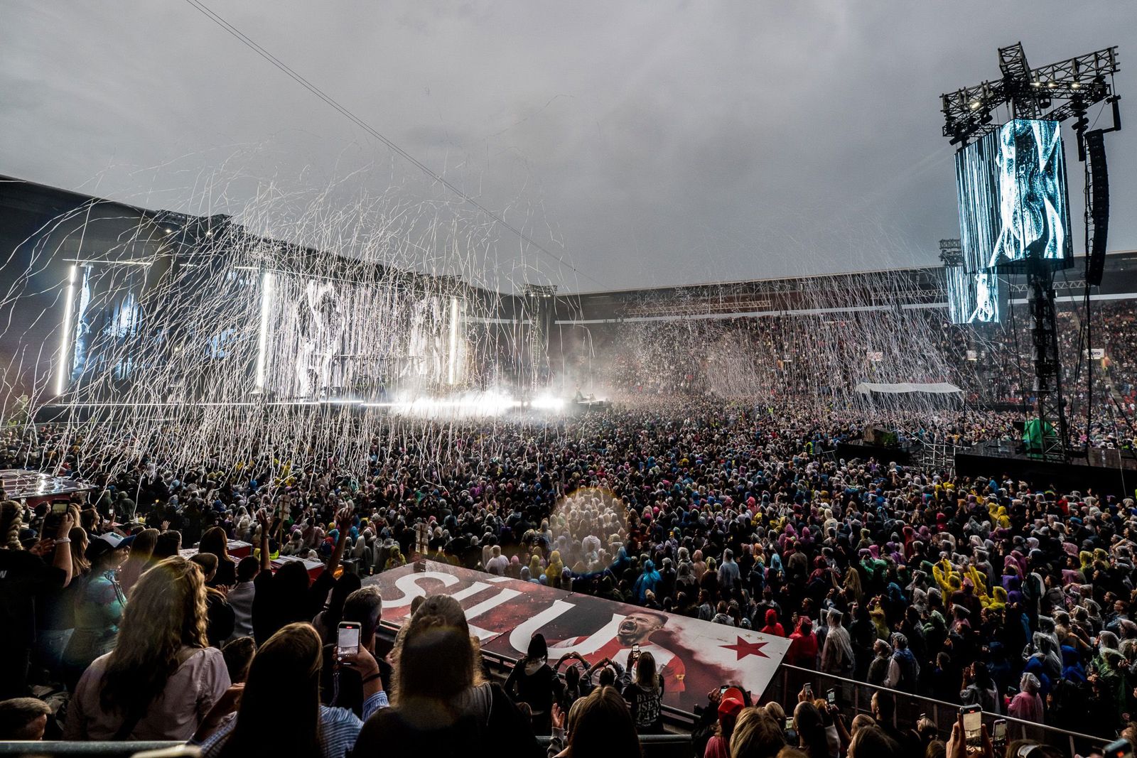 Galerie: Ben Cristovao ovládl Eden: Zpěvák přeletěl nad publikem i ...