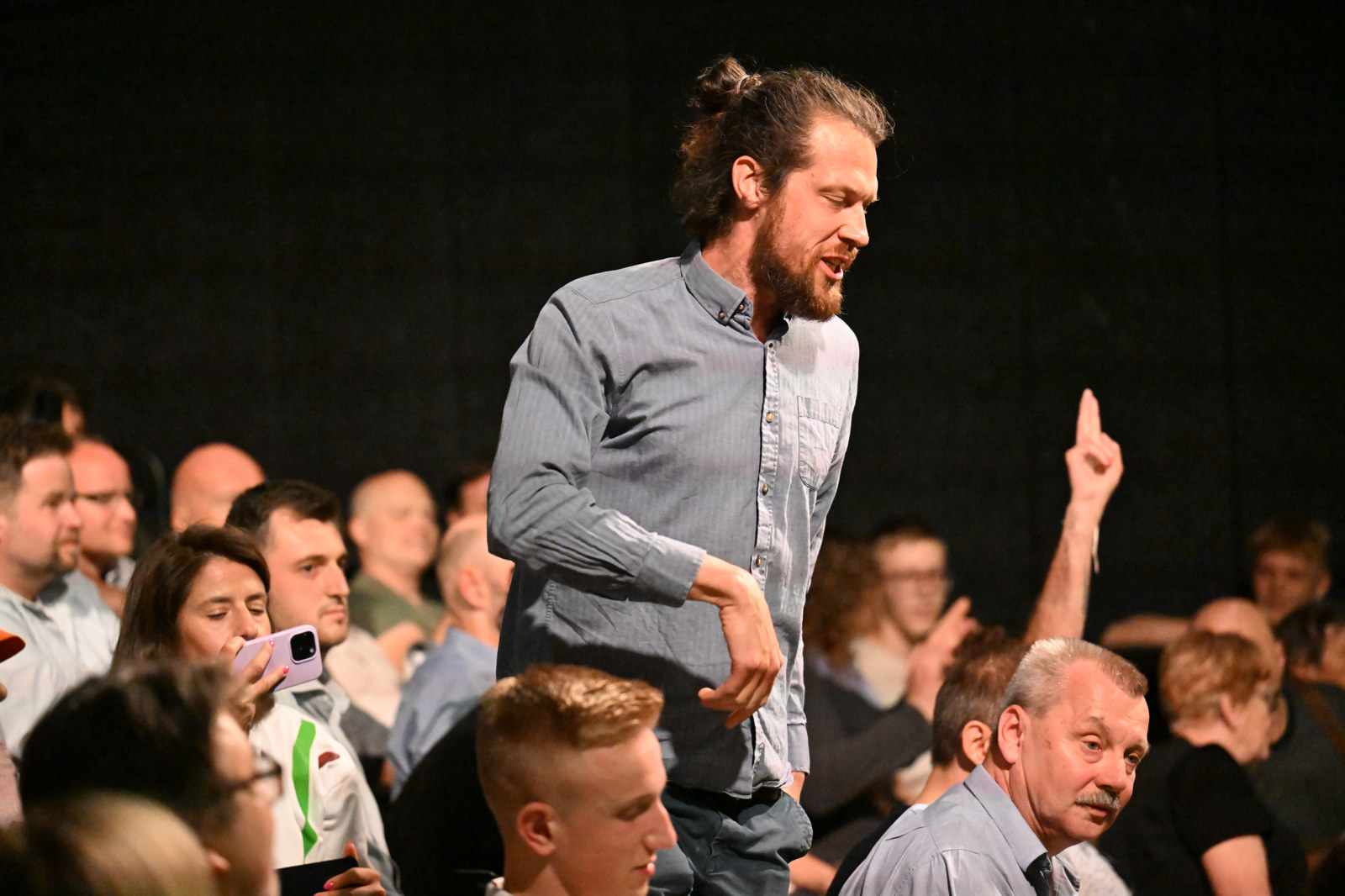 Galerie: Debata Petra Fialy a Ivy Pazderkové v Praze: Odpůrcům sebrali ...