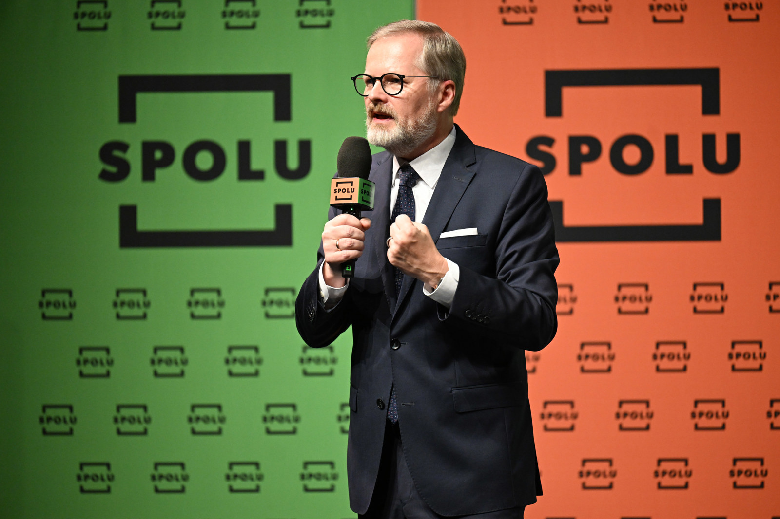 Galerie: Petr Fiala a jeho zázemí během tour: Iva Pazderková v šatně a ...