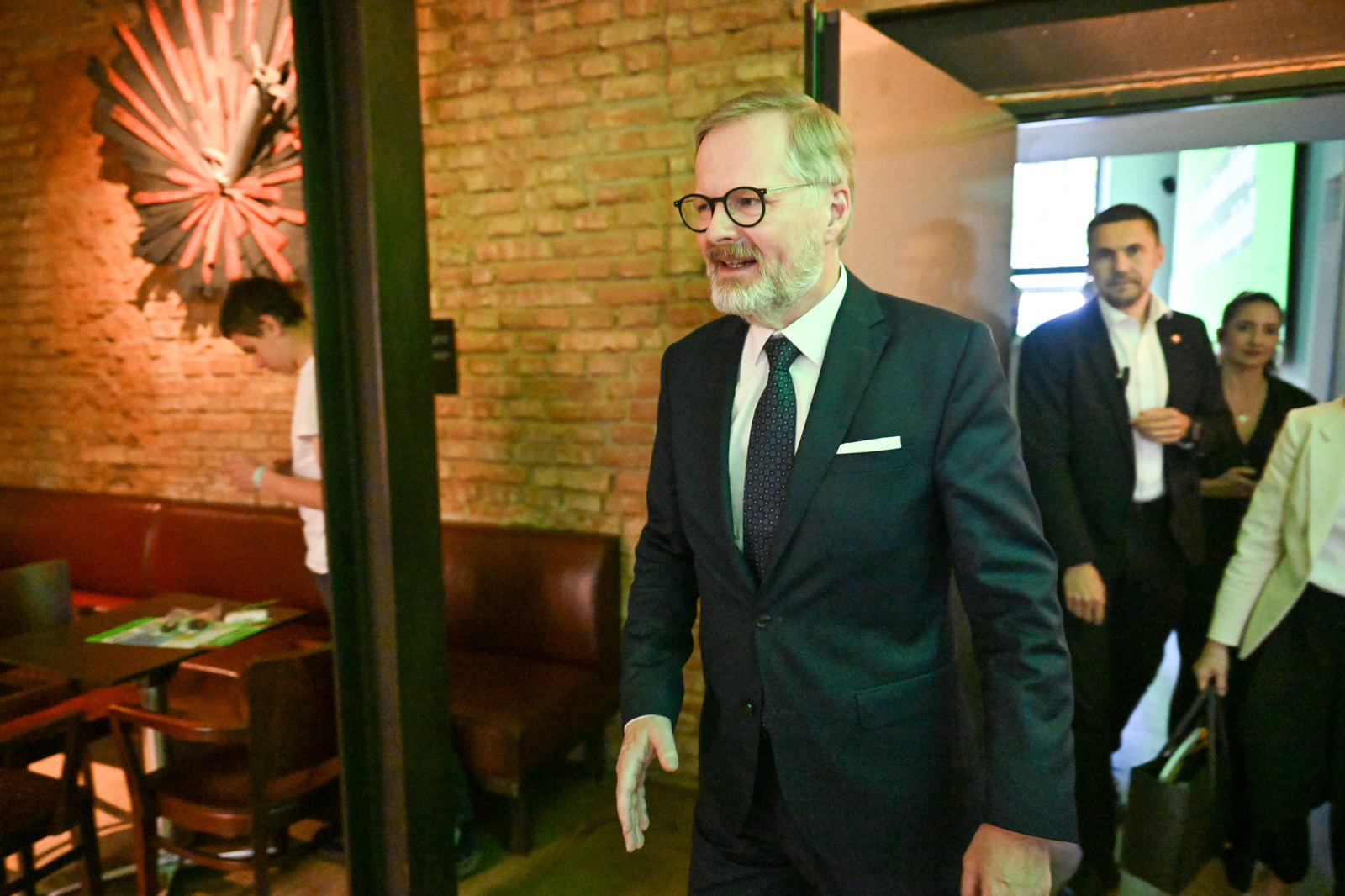 Galerie: Debata Petra Fialy a Ivy Pazderkové v Praze: Odpůrcům sebrali ...