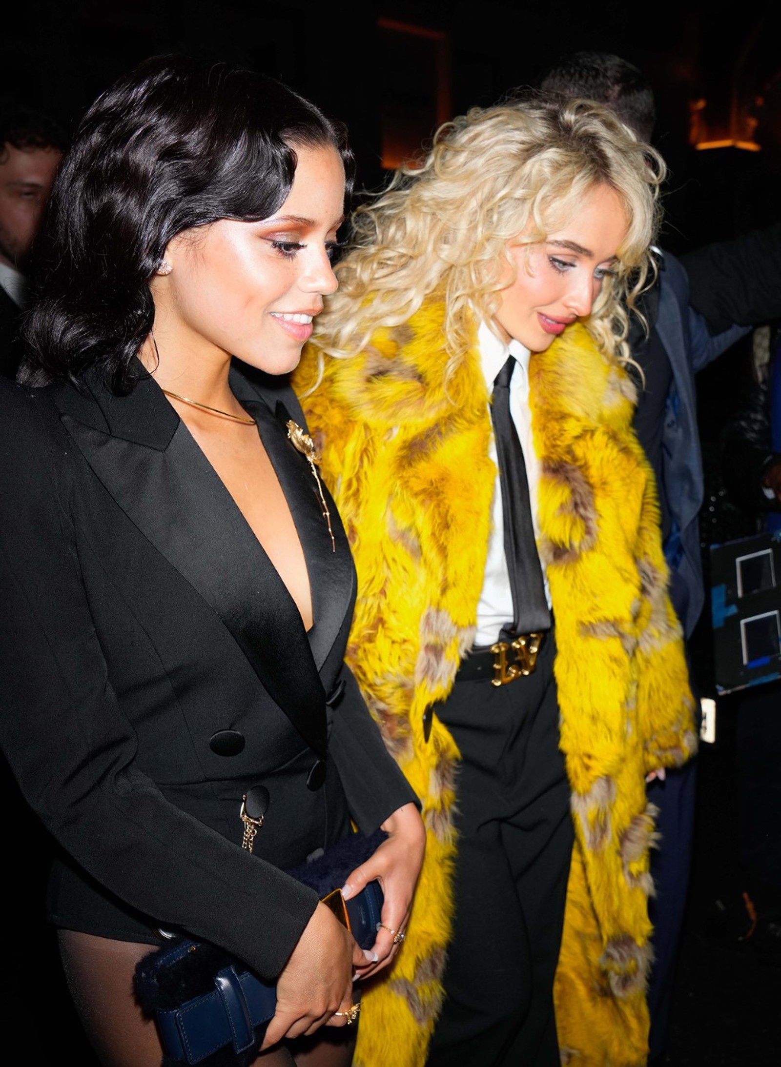 Galerie: Sabrina Carpenter klečí na čtyřech a nechá se tahat za vlasy ...