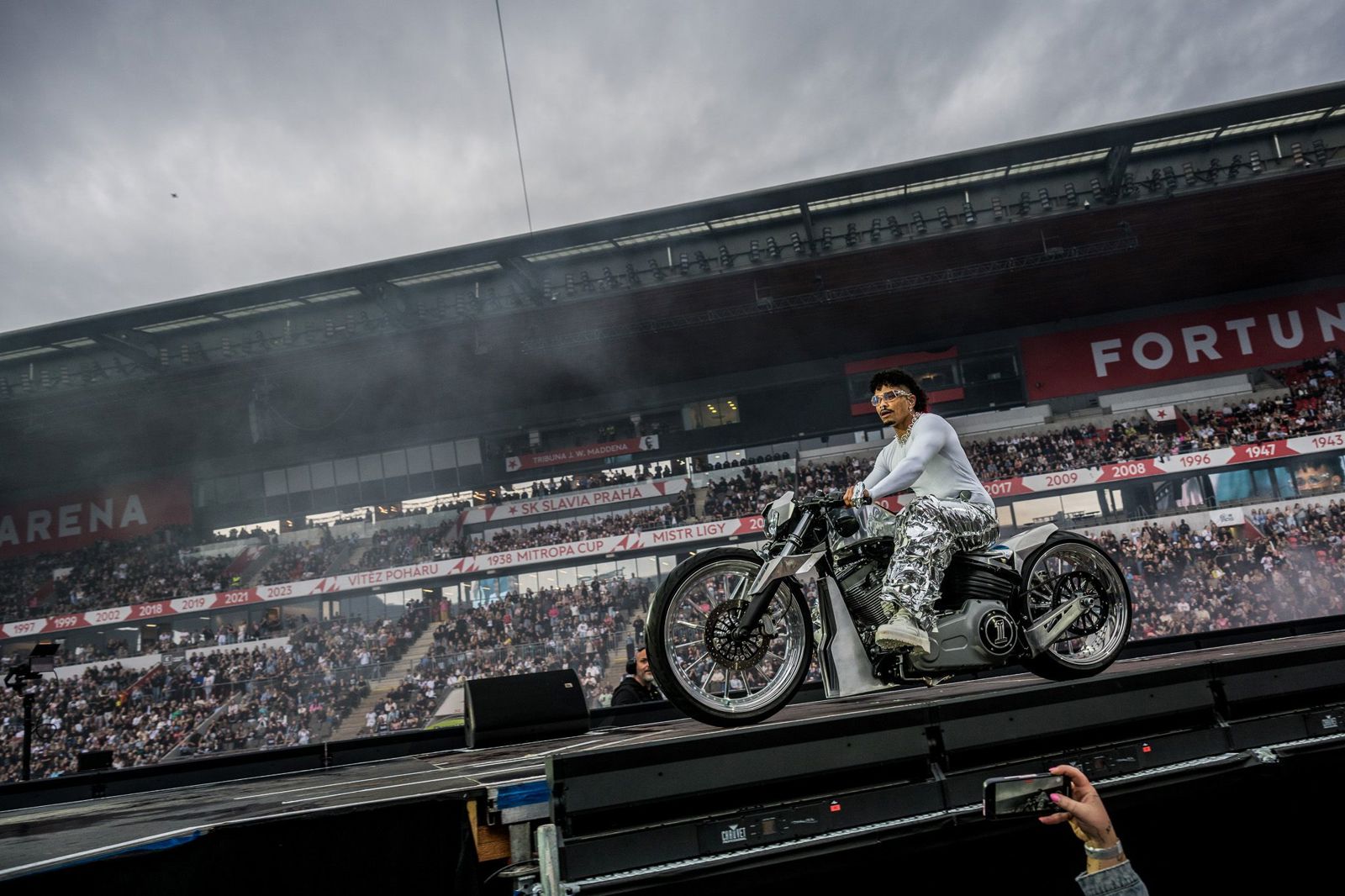 Galerie: Ben Cristovao ovládl Eden: Zpěvák přeletěl nad publikem i ...