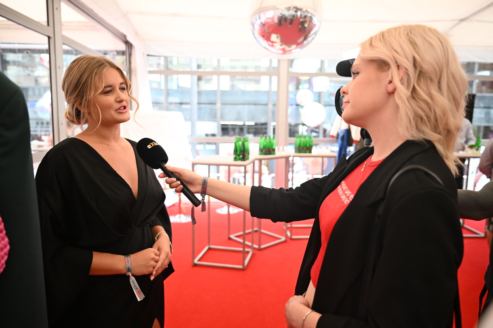 Galerie: Sarah Horáková darovala šaty na charitu pro seniory: Babička ...