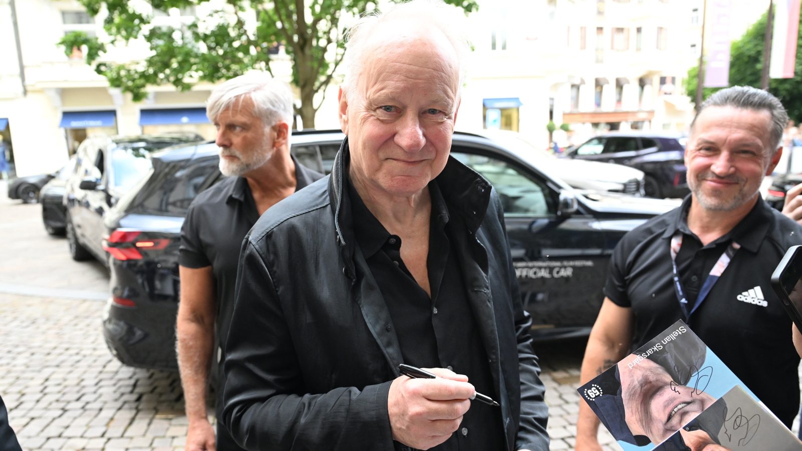 Stellan Skarsgård je ve Varech: Dorazil spolu s manželkou