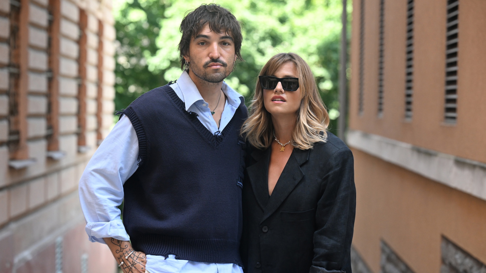 Jordan Haj a Emma Smetana na KVIFF 2025: Prohodili si oblečení