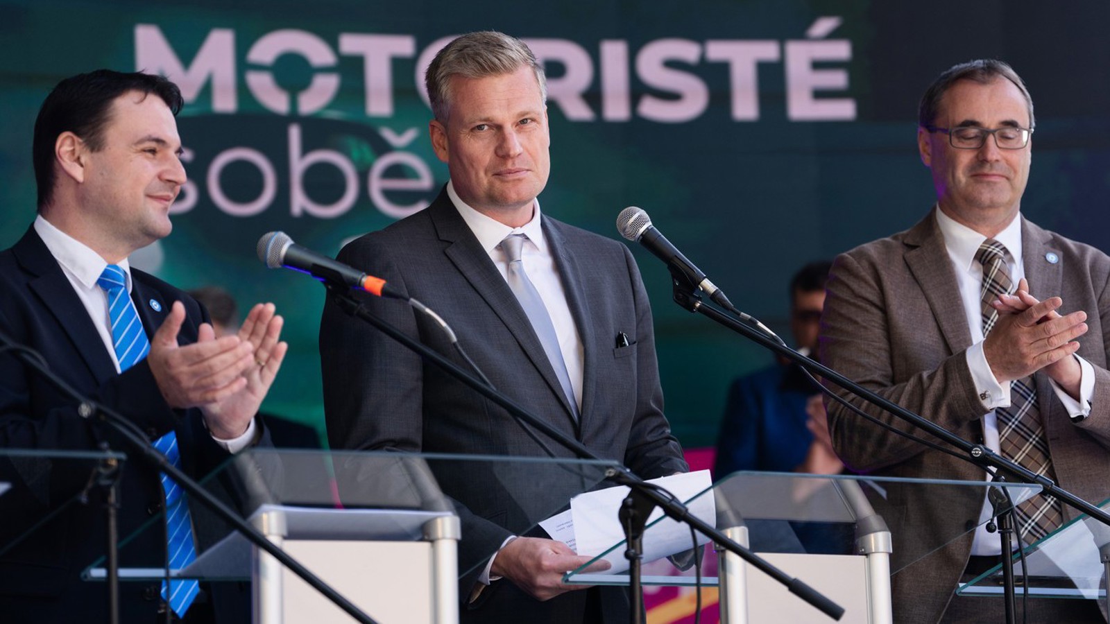 Člen Motoristů postřelil v České Skalici dva opilce u bankomatu: Petr Macinka ho chválí za ...