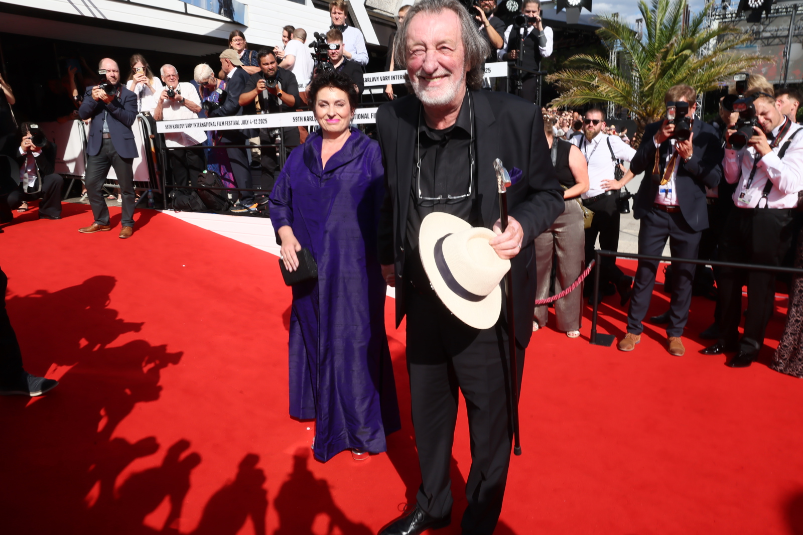 Galerie: KVIFF 2025: Stanislav Majer, Martha Issová i manželka Bolka ...