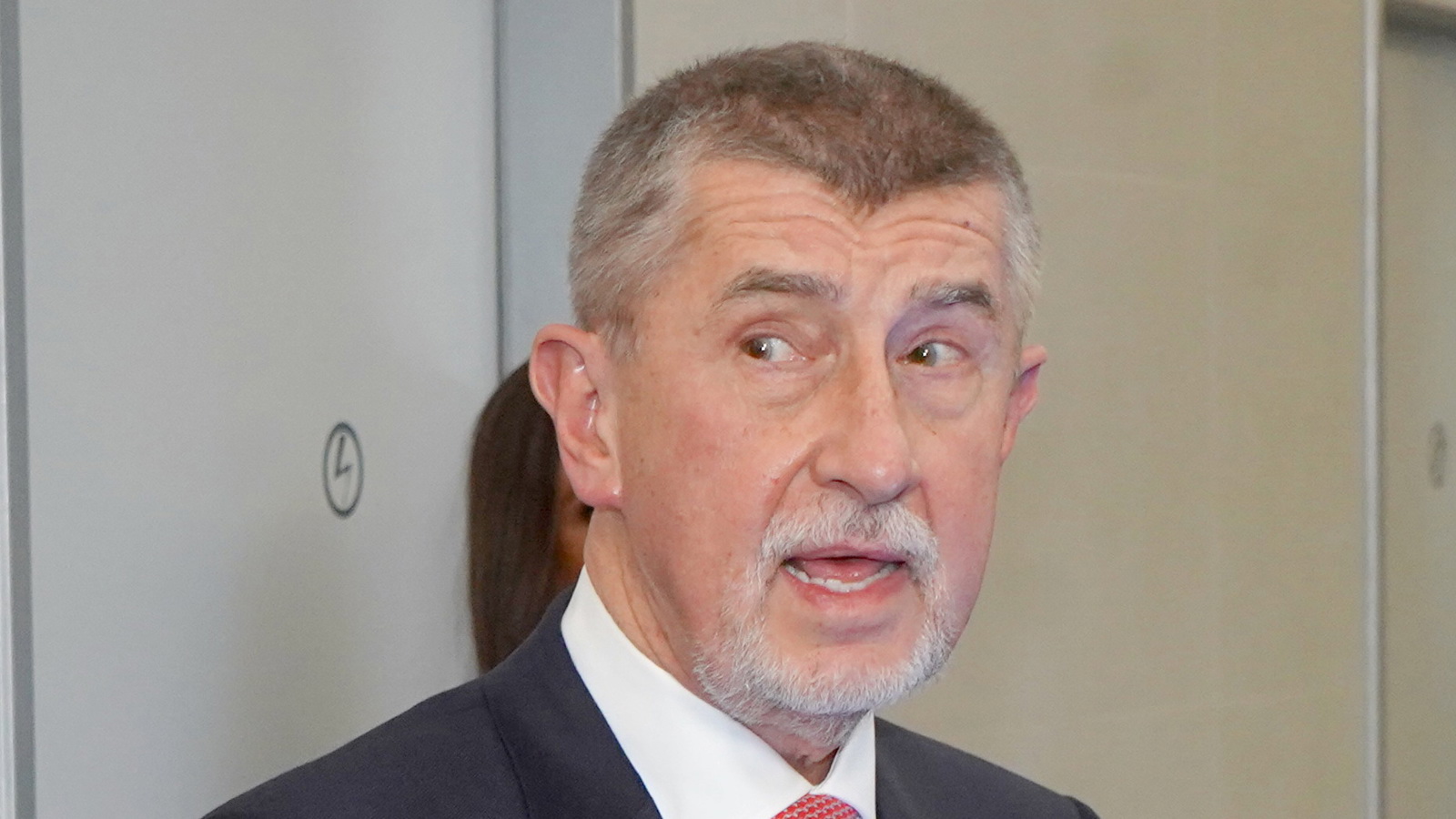 Andrej Babiš napaden na mítinku: Útočník ho udeřil berlí do hlavy