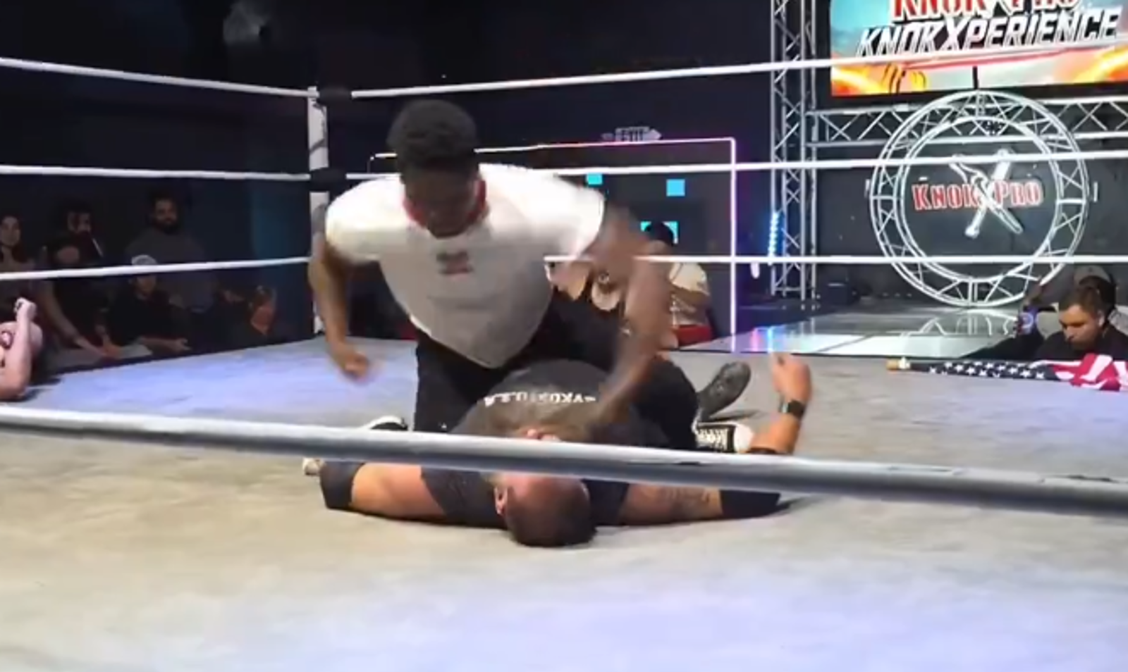 Galerie: Raja Jackson, syn Rampage, zbil wrestlera. Ten skončil v ...