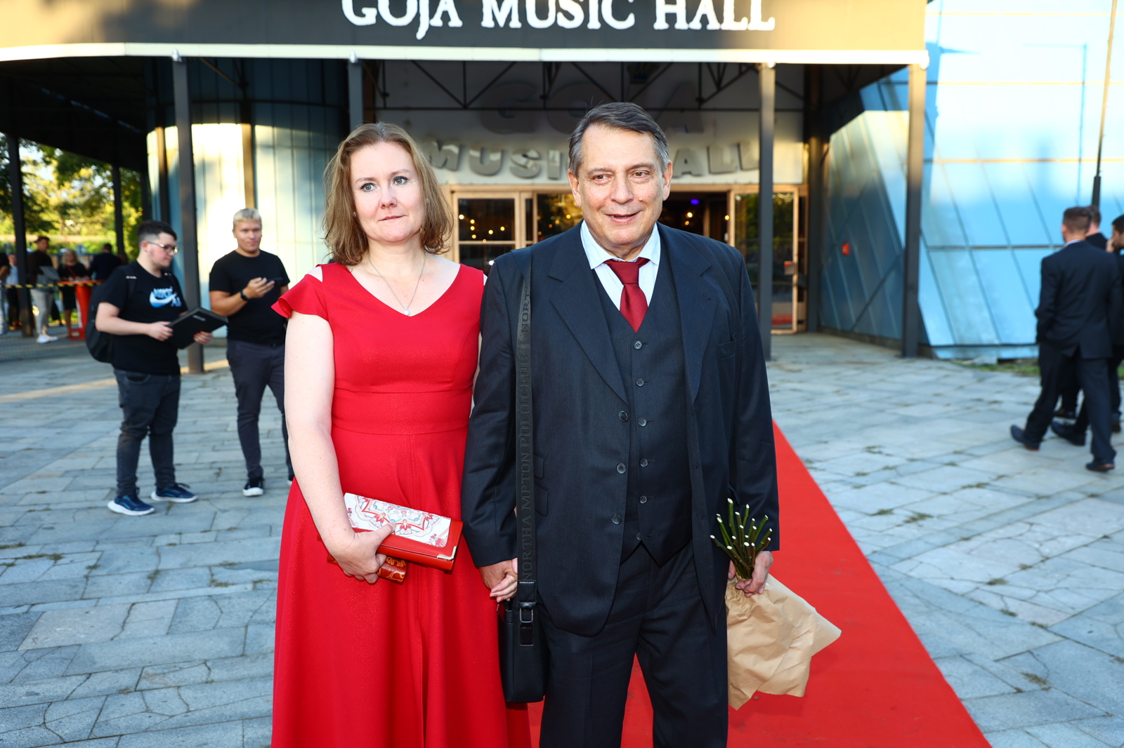 Galerie: Sexymozek Paroubek vyvedl manželku Gabrielu. Blýskla se jako rudá upírka – fotka 6 ...