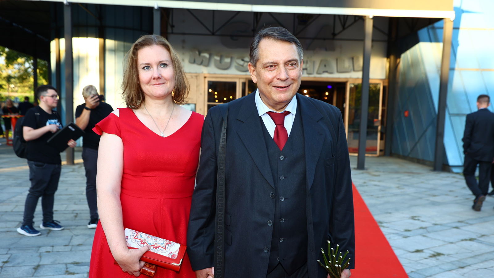 Sexymozek Paroubek vyvedl manželku Gabrielu. Blýskla se jako rudá upírka